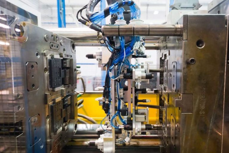 How Do I Adjust The Parameters of An Injection Molding Machine？