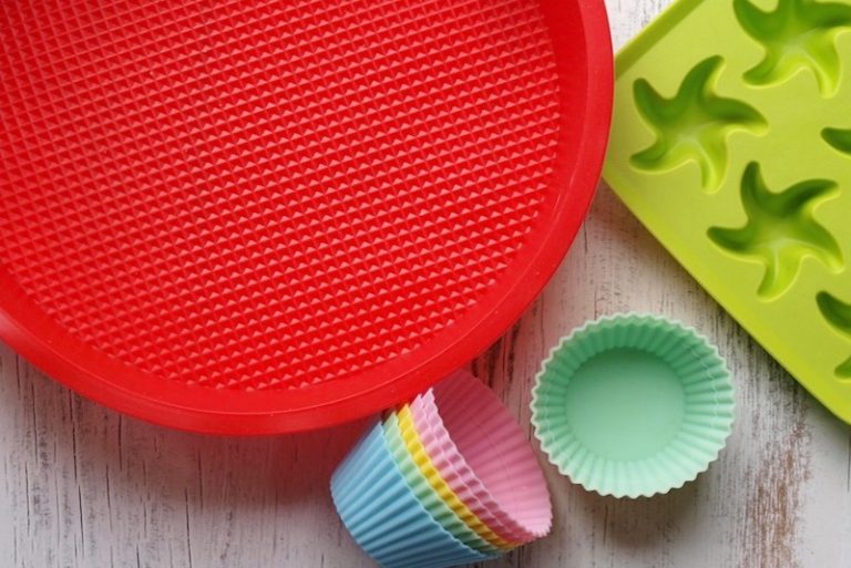 Derdhja me vakum kundrejt derdhjes silikoni - Dallimet dhe kufizimet